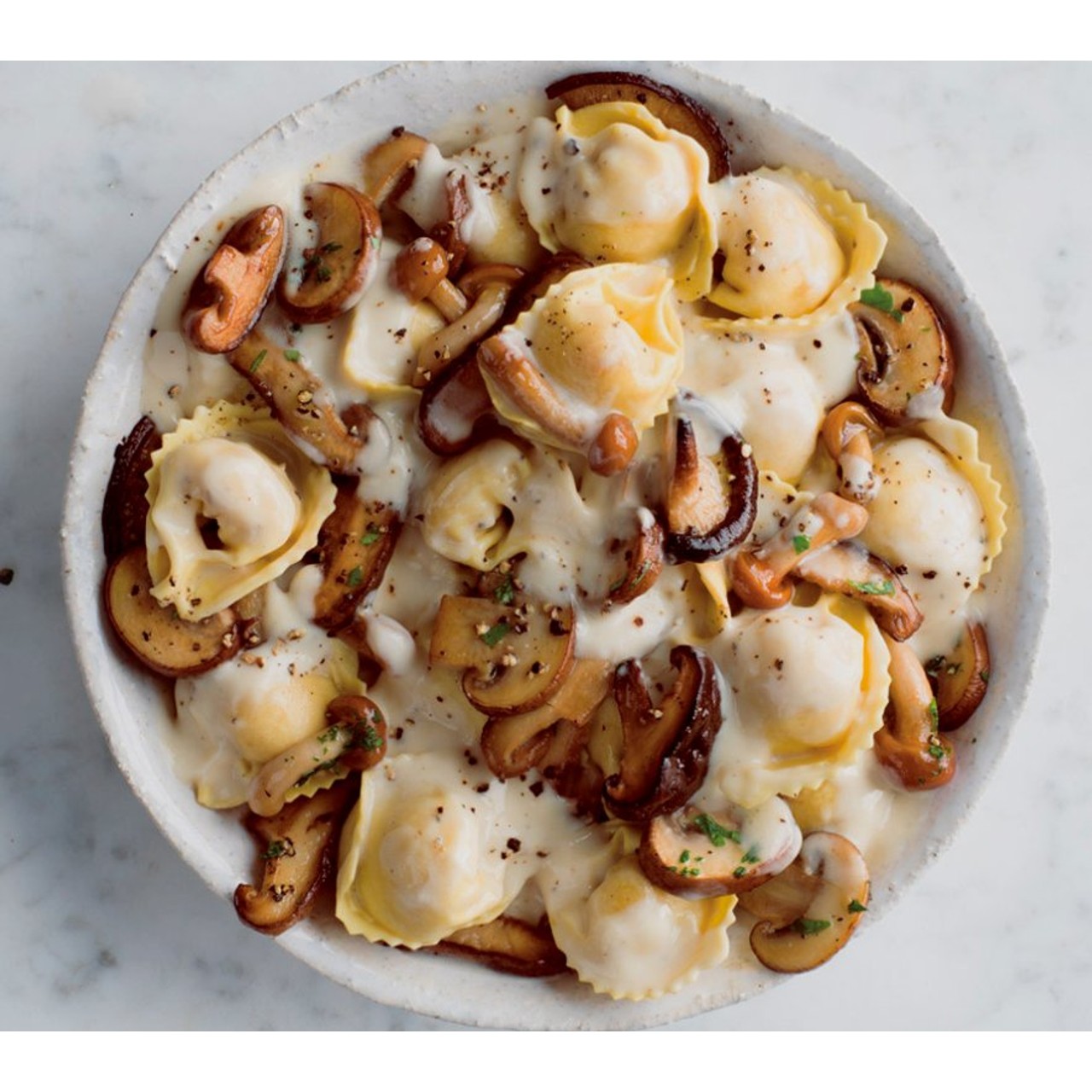 La Famiglia Rana Mushroom & Roasted Garlic Fresh Sauce - Morrisons ...
