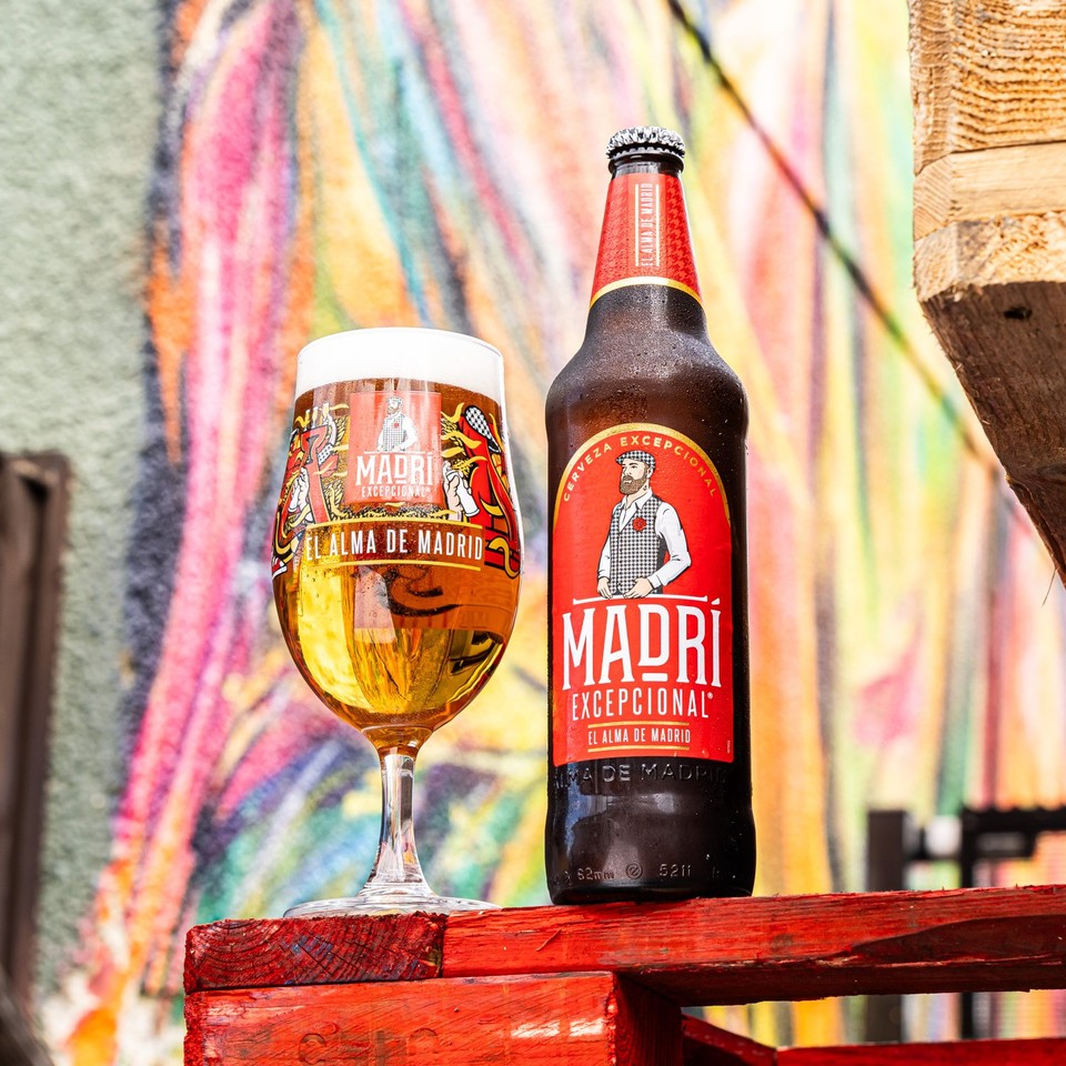 Madri Excepcional Lager Beer Bottle 660ml - Morrisons Online Groceries ...